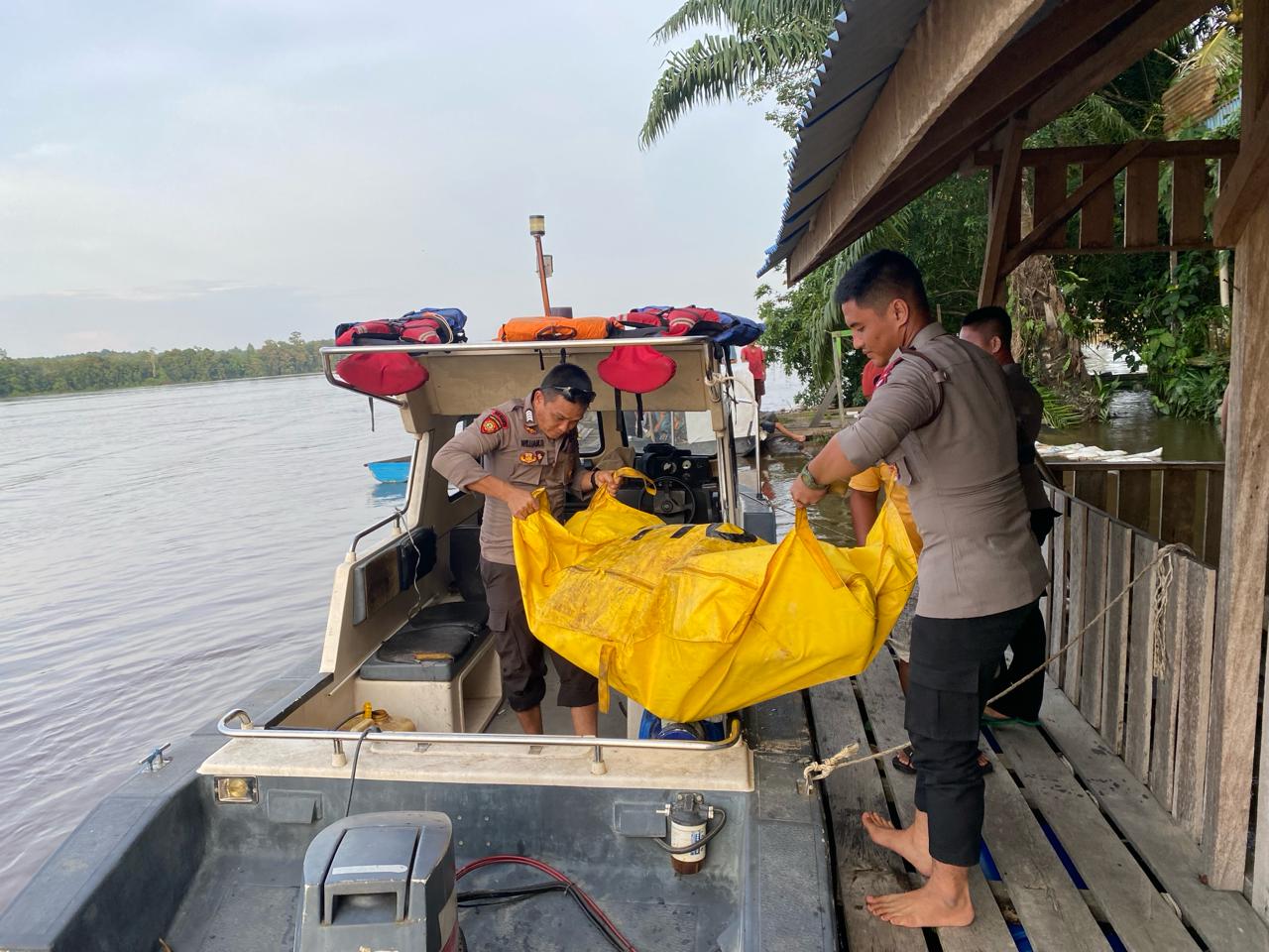Korban Tenggelam di Sungai Kapuas Sekadau Ditemukan Warga Desa Merapi ... Korban Tenggelam di Sungai Kapuas Sekadau Ditemukan Warga Desa Merapi ...