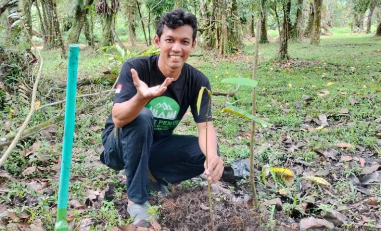 Pemuda Kalbar Gelorakan Gerakan Menanam Satu Pohon untuk Indonesia – SUARAKALBAR.CO.ID