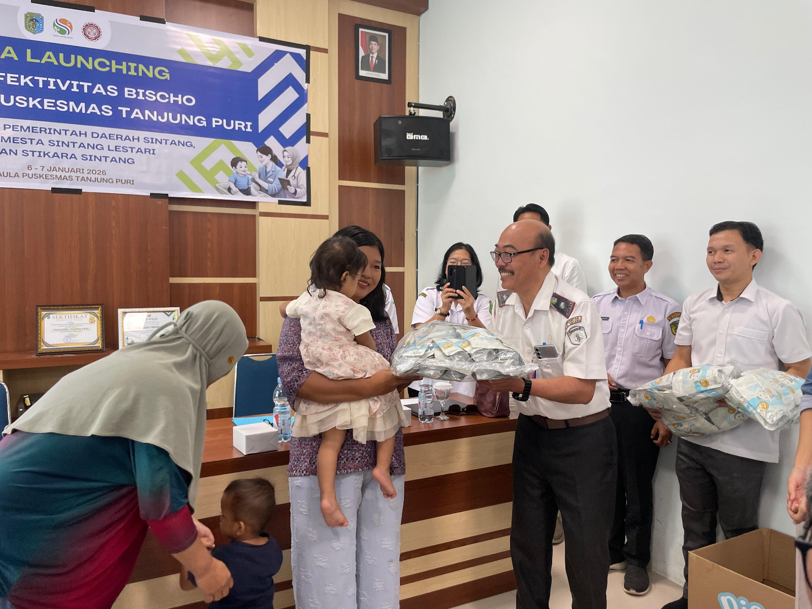 Sekda Sintang Bagikan Biskuit Bischo untuk Cegah Stunting pada Balita ...